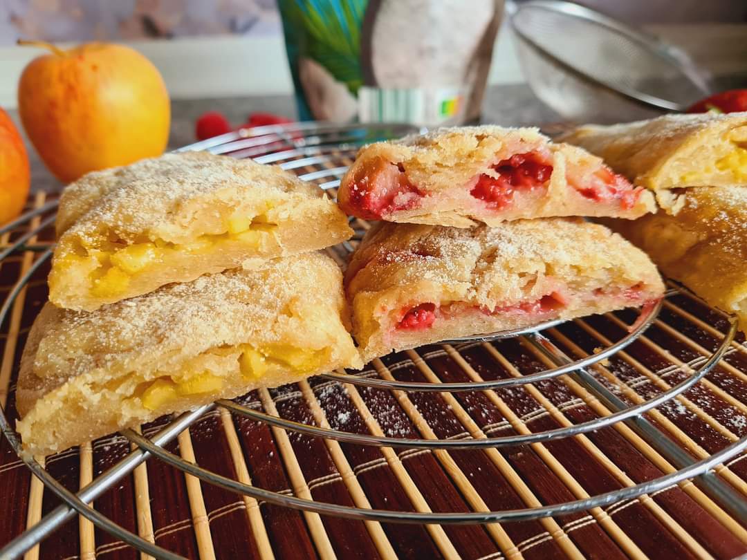 Strudel cu mere caramelizate si capsuni – Meniuri pentru zambareti